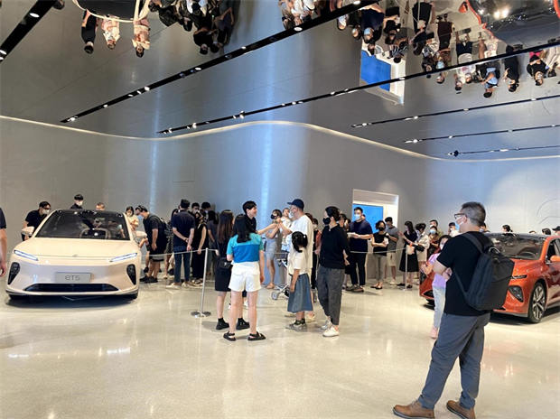 节日进店看车排队！蔚来ET5火了_车界车市_新民网