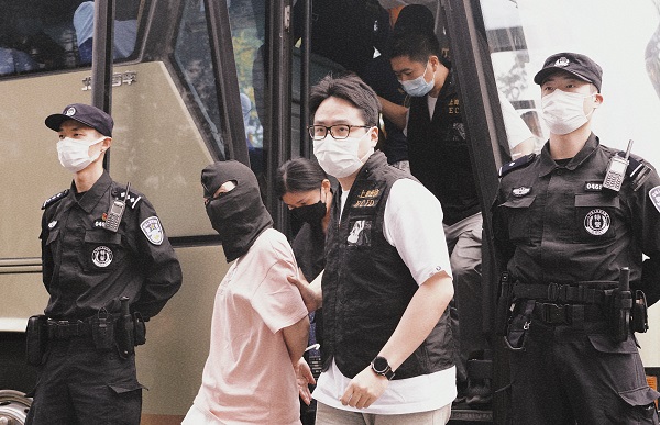 今天凌晨上海经侦警方全国收网330余人被抓案值181亿 法谭 新民网