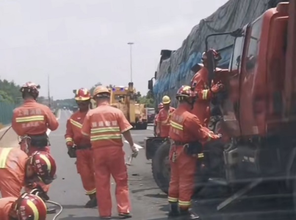 G1503上海绕城高速昨集卡追尾半挂车_上海滩_新民网