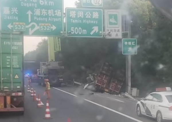 G1503上海绕城高速：一辆半挂车撞击护栏 好险无人伤亡_上海滩_新民网