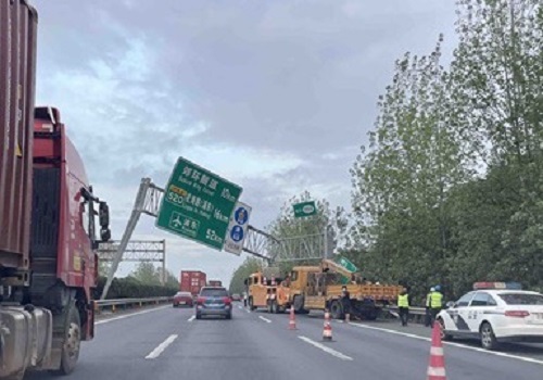 G1503上海绕城高速一车撞上龙门架 后方一度拥堵10公里_上海滩_新民网