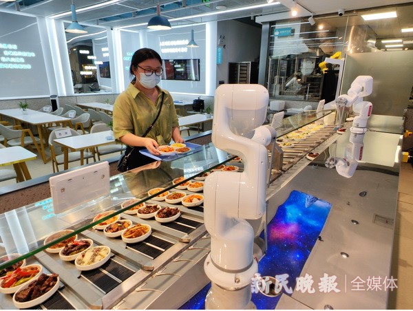 AI食堂机器人大厨显身手_新民印象_新民网