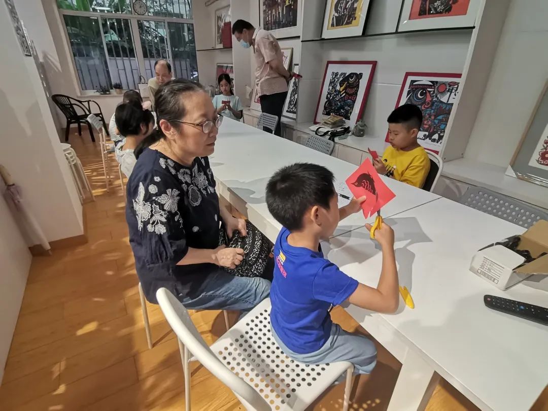 一把剪刀一张纸，来这里感受非遗技艺的栩栩如生！_上海徐汇_新民网