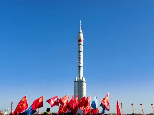 神舟十九号船箭组合体转运至发射区 计划近日择机实施发射_国内_新民网