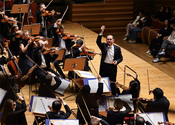 图冈·索契耶夫执棒慕尼黑爱乐，携手中国钢琴家张昊辰奏响俄式风情音乐会为艺术节闭幕_文化_新民网