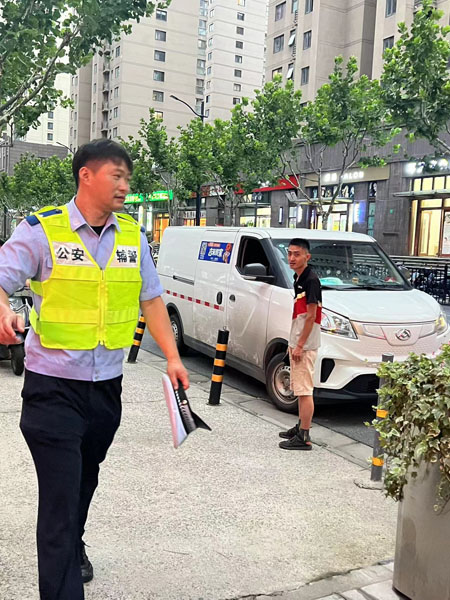 上海虹口交警探索“辅进居”，交通辅警“驻点”社区，“上街沿”违停乱象不见了_法谭_新民网